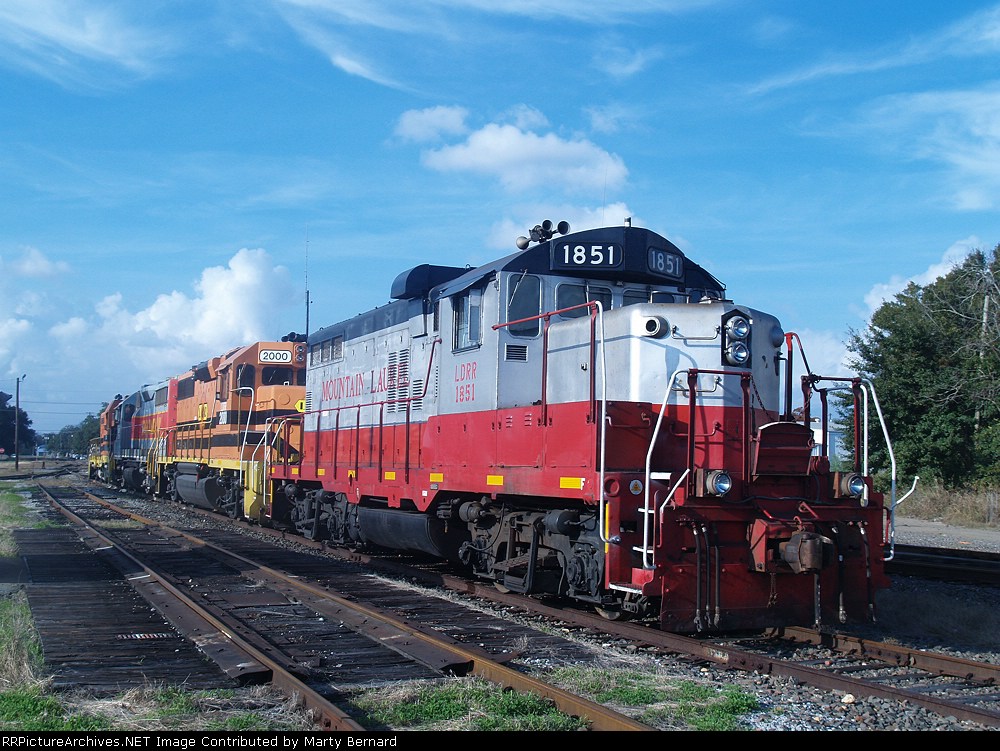 LDRR 1851, 2000, 2009 and 1500 at Rest on a Sunday Afternoon